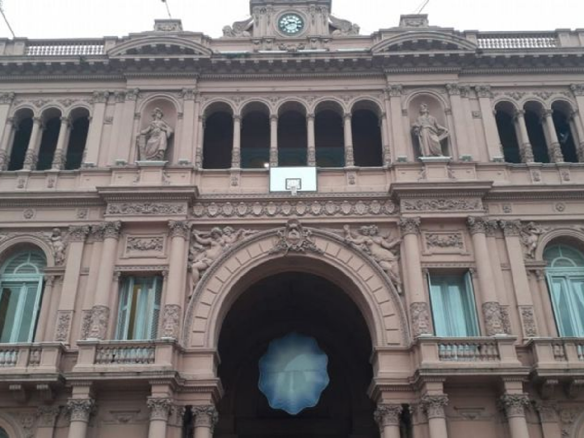 La Casa Rosada amaneció con un aro de básquet en su entrada en ...