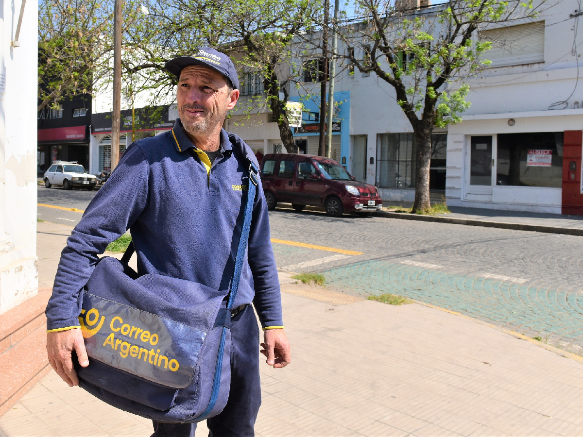 Día del Cartero: “Antes llevábamos cartas, ahora llevamos paquetes ...