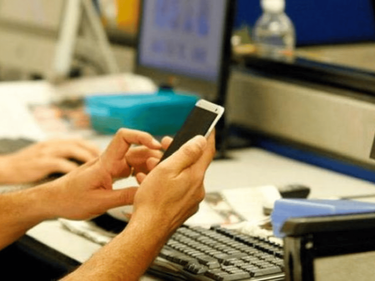 Lo echaron del trabajo por usar el celular en horario laboral – La Voz ...