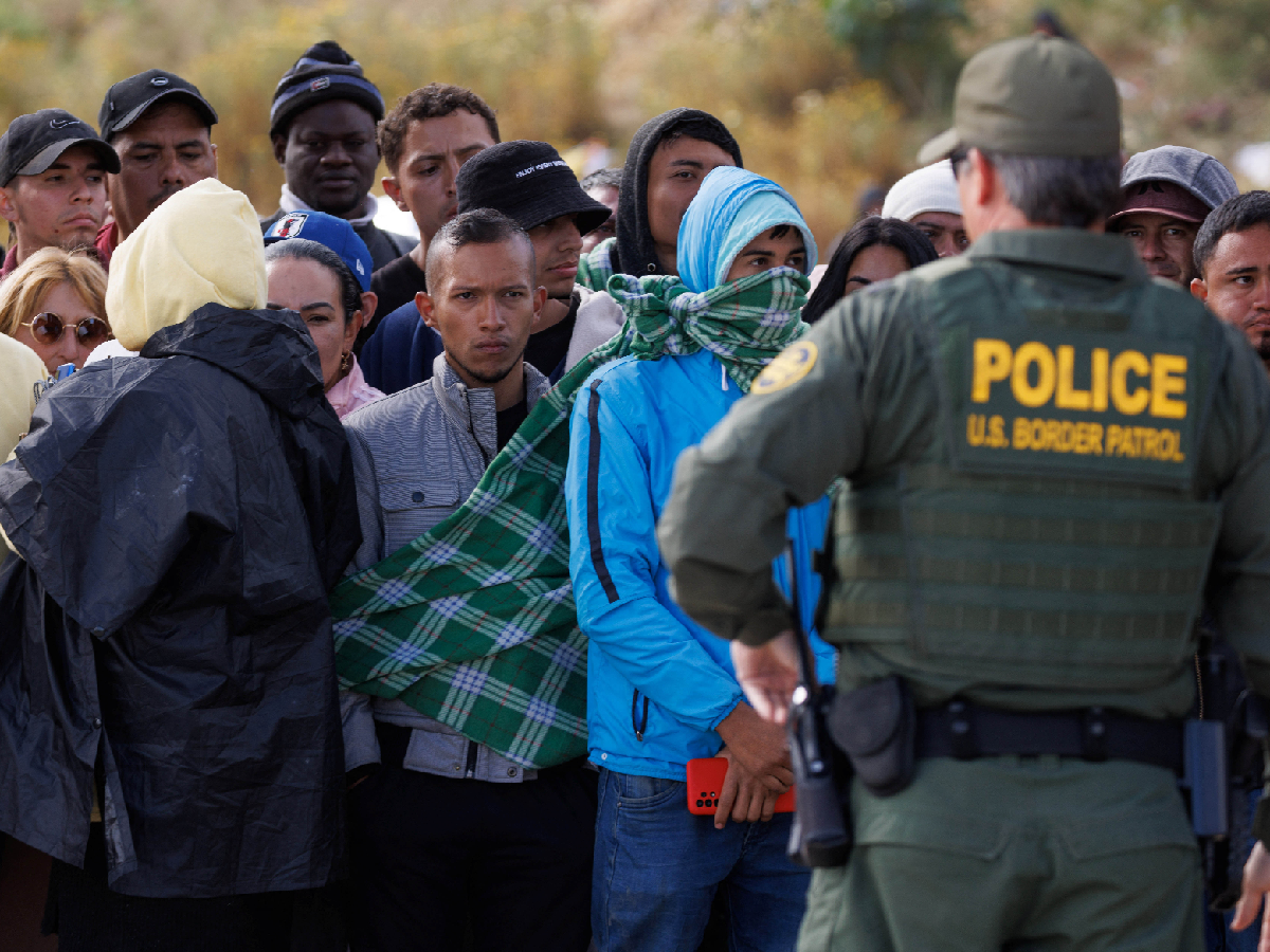 Una Avalancha De Migrantes Colma La Frontera Entre Estados Unidos Y