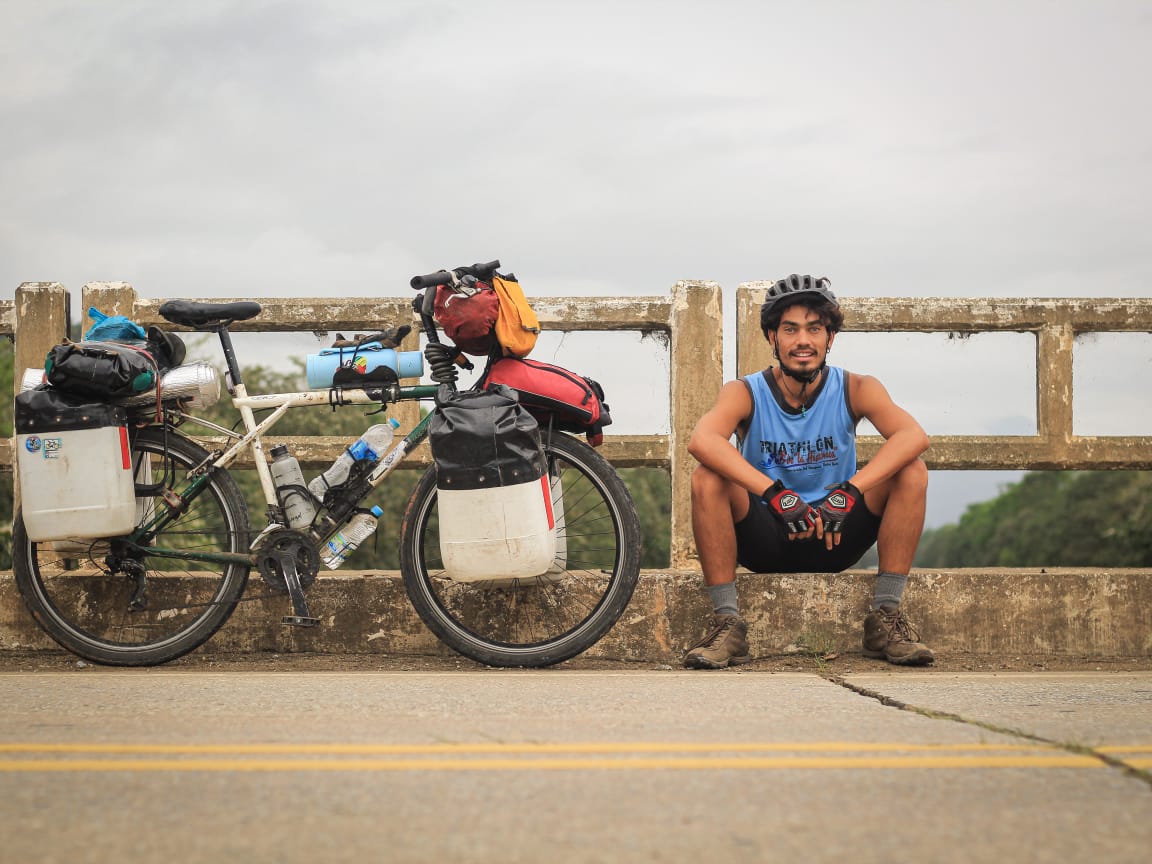 Facundo, el cicloviajero de Frontera que documenta la hospitalidad del continente – La Voz de ...